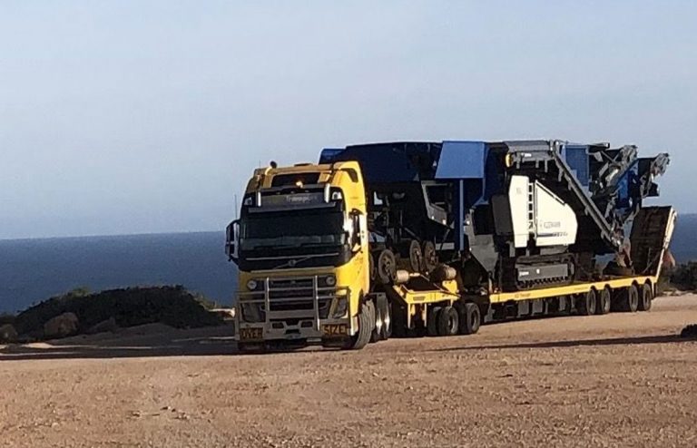 Why You Need Professional Operators To Transport Your Hired Heavy Machinery